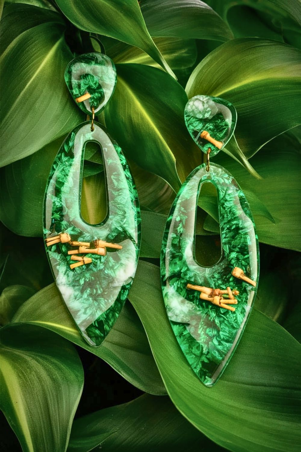 20 Resin Earrings DIY [Make Within Minutes] – craftydiyers.com