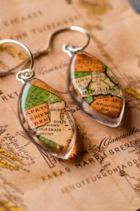 20 Resin Earrings DIY [Make Within Minutes] – craftydiyers.com