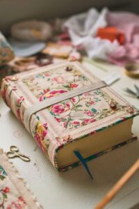 20 DIY Book Cover [Easy To Wrap] – craftydiyers.com