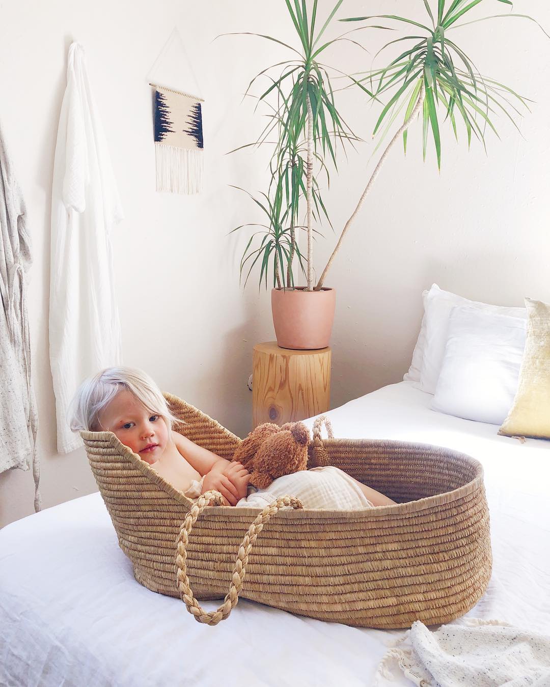 25 DIY Newborn Pictures At Home [Click Within Minutes] – craftydiyers.com